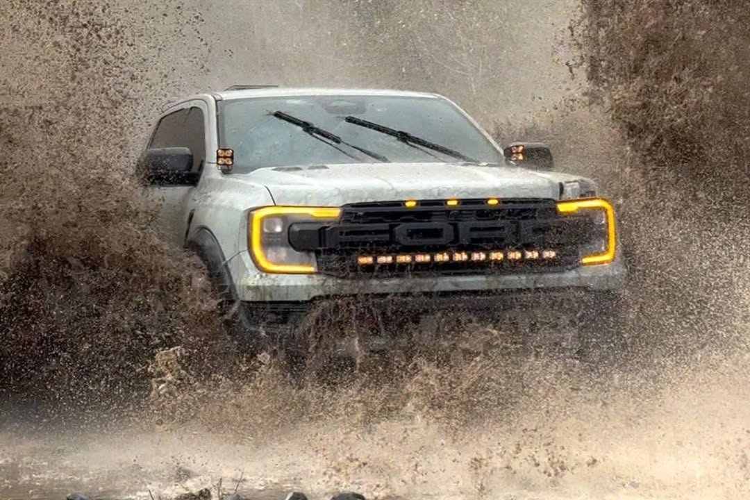 Ranger Raptor at Dirtfish Rally School 4x4 track - lotsa water and dirt ...