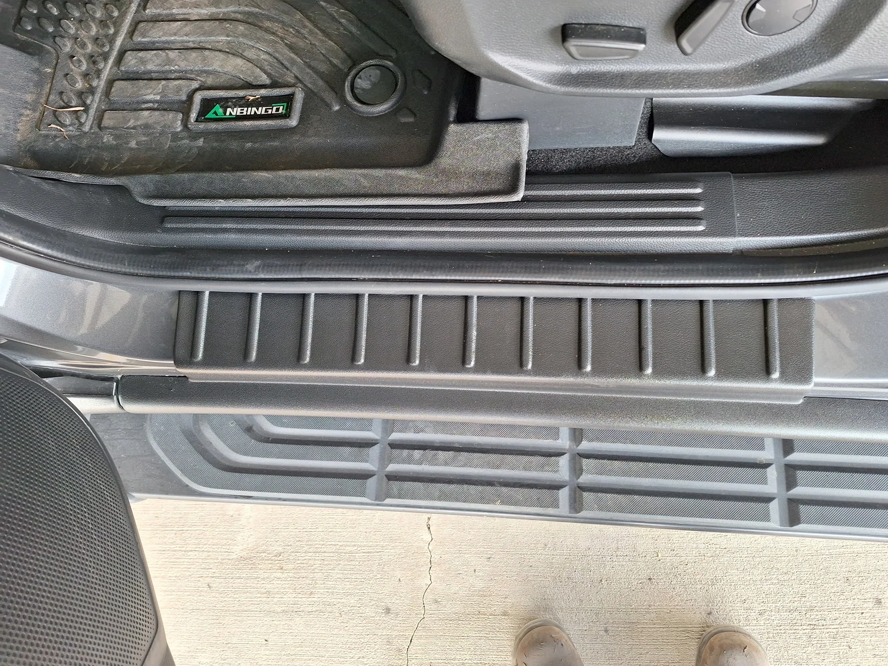 Rock guard in front of rear wheels, what are my options? RIP my paint ...